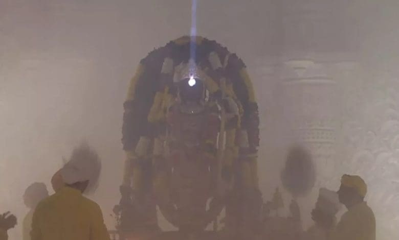 Surya Tilak: अयोध्या राम मंदिर में श्रीराम का सूर्य तिलक